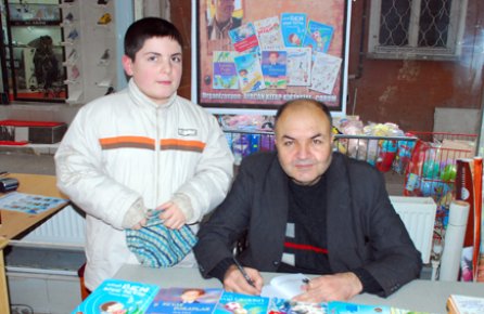 Savaş Ünlü Kitaplarını İmzaladı - Çorum Haber - Çorum Son Dakika Haberleri