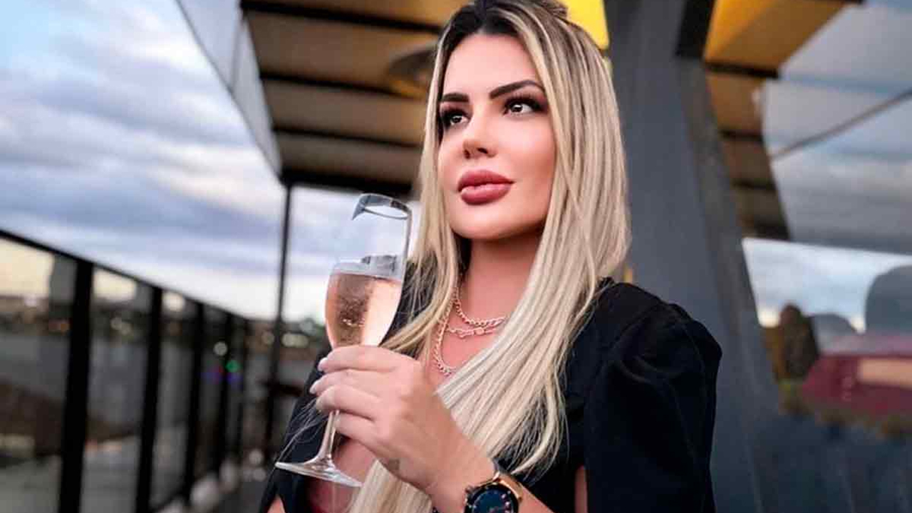 Denise Rocha, çırılçıplak yoga yaptığı anları sosyal medyadan paylaştı ...