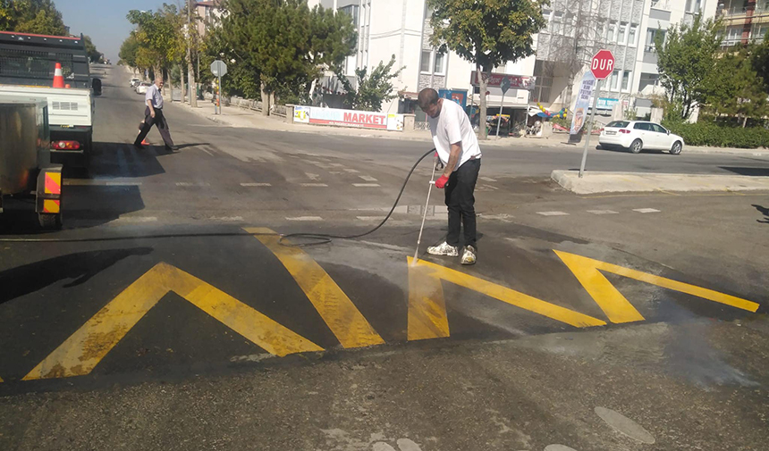 Kasis ve yaya geçici çizgileri temizlendi - Yayla Haber Gazetesi